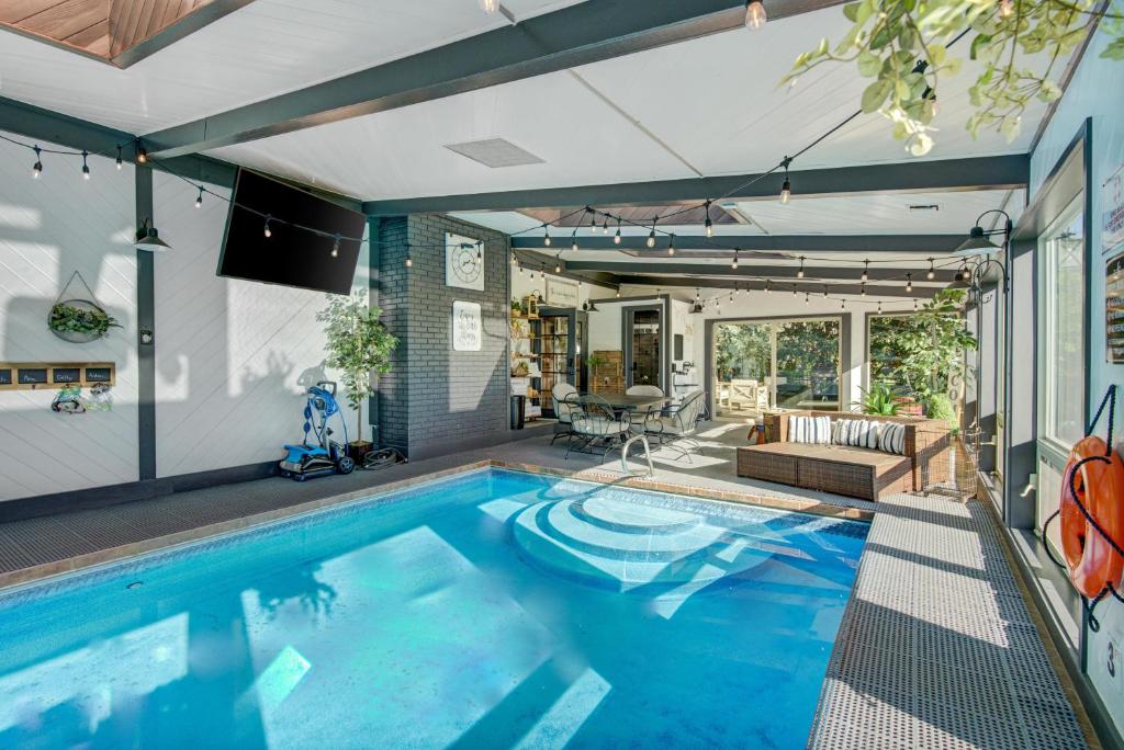 Indoor Pool and Hot Tub on Golf Course, Loveland (precios actualizados ...