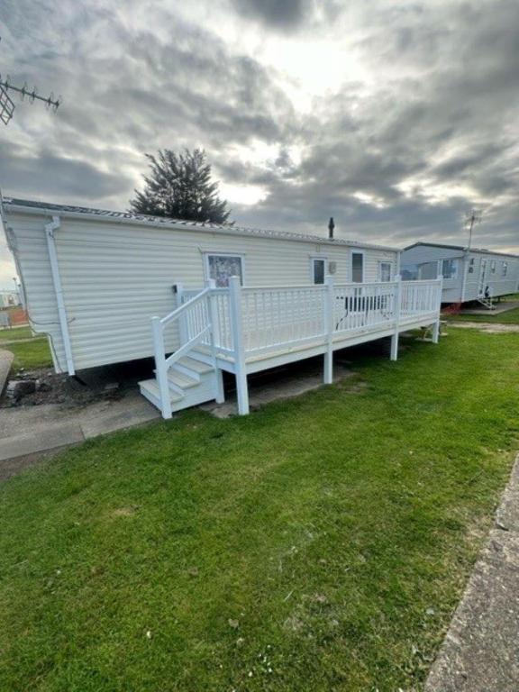 Great 8 berth caravan at Seawick Holiday Park in Essex ref 27057S ...