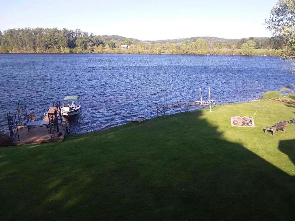 Peaceful restful & fun on the water, Golden Lake (precios actualizados ...