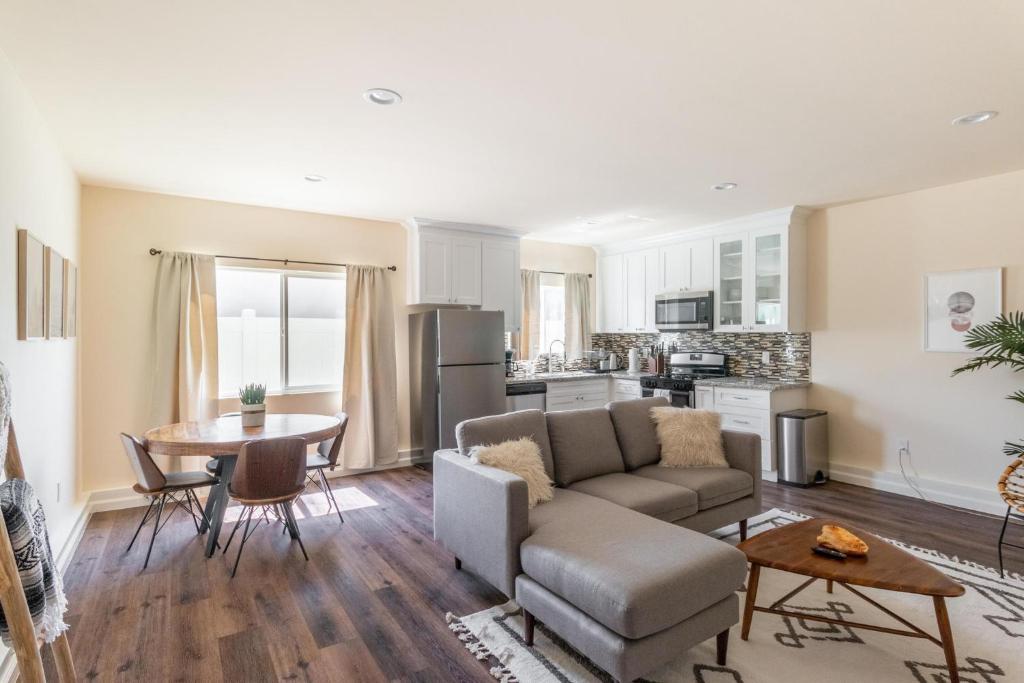 Holiday home Lovely 3BR House in Reseda, Los Angeles, USA - Booking.com