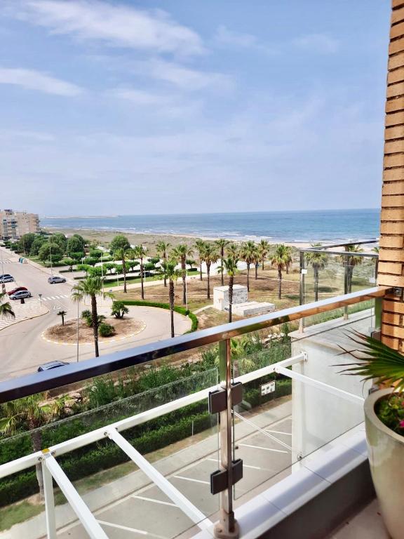 Apartamento a 100 metros de la playa con grande terraza y vistas al mar ...