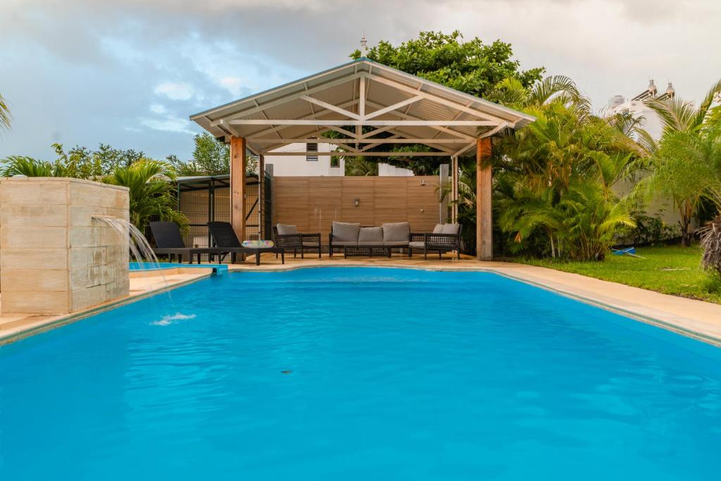 Stella Marris Villa- 3 Bedroom Beachfront Villa, Pointe aux Sable ...