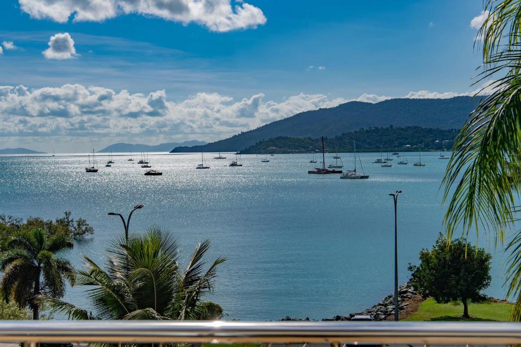 Whitsunday Beachfront Apartment on Broadwater, Airlie Beach (updated ...
