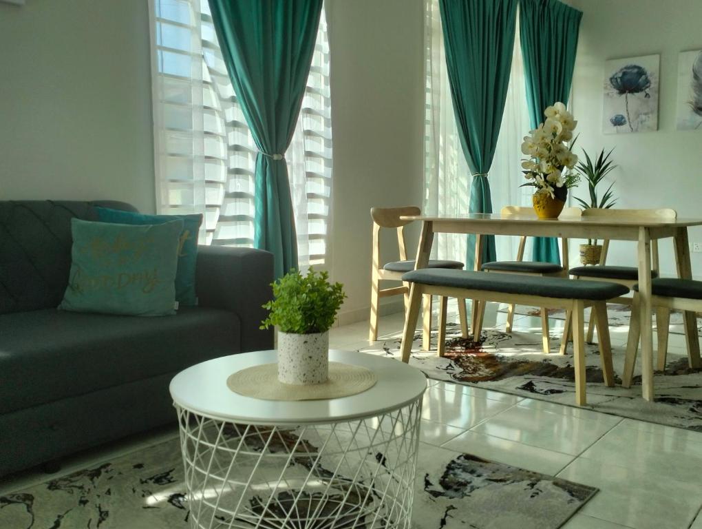 D'Sara Homestay Fully Furnished 3 bedrooms All Aircond 2 miles centre ...