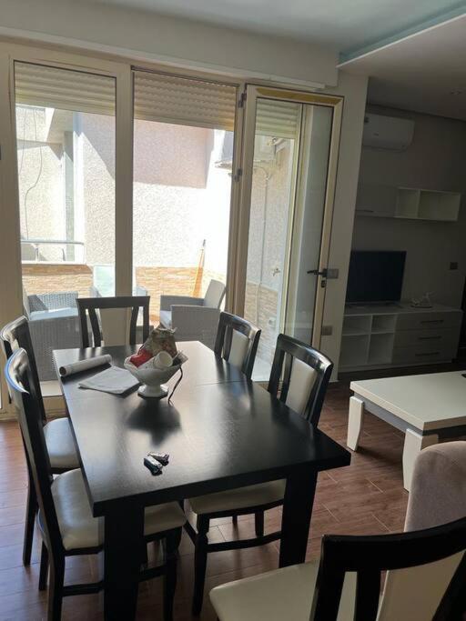 Großzügige Wohnung in zentraler Lage mit Balkon, Sarandë (updated prices 2025)