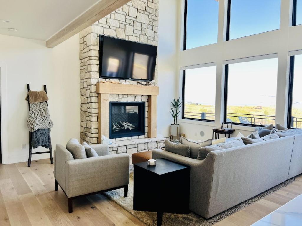 Modern Rustic Luxury with Captivating Panoramic Views (Sleeps 26), Fish ...