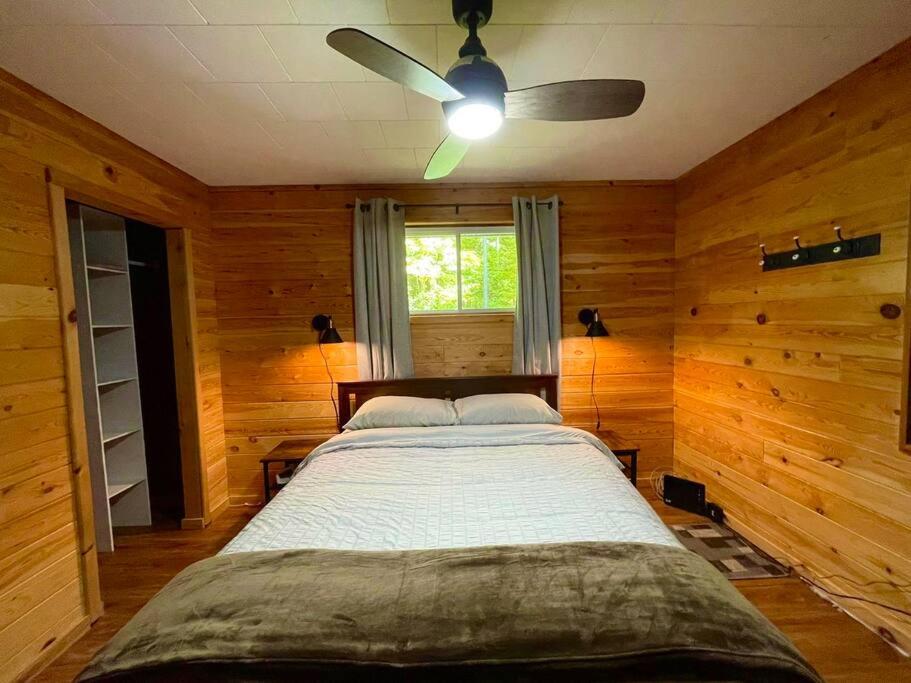 Dawson Loop Inn 3BR Lakefront Chalet Style Cottage, Maynooth (updated ...