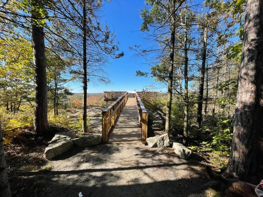 Dawson Loop Inn 3BR Lakefront Chalet Style Cottage, Maynooth (updated ...