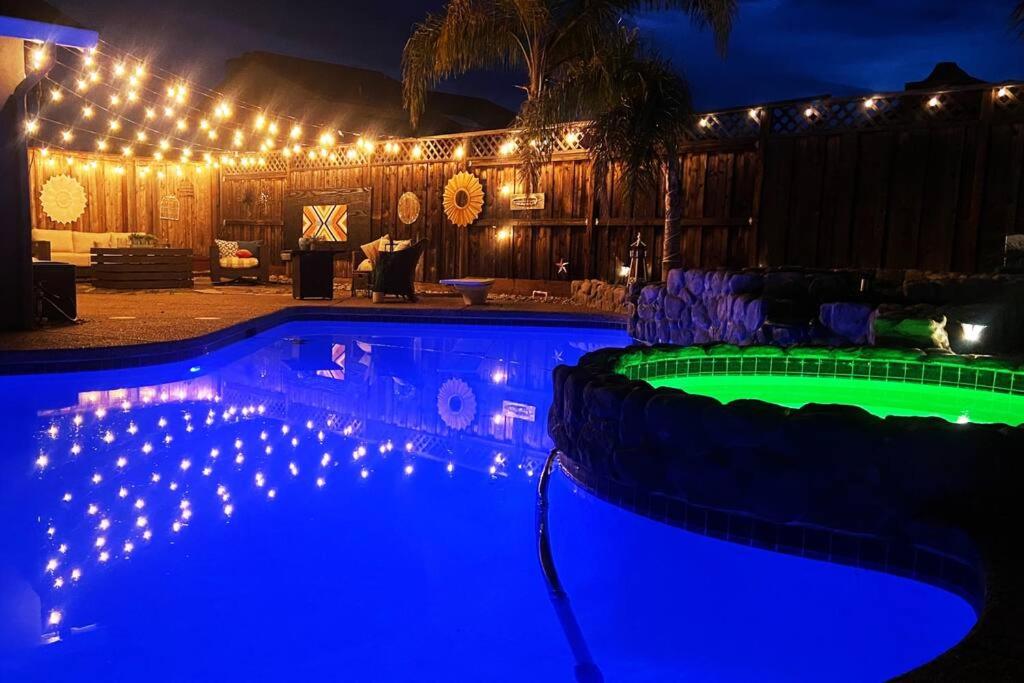 Stunning Modern Home King Bed Pool Jacuzzi Fire pit, Oakley (updated ...