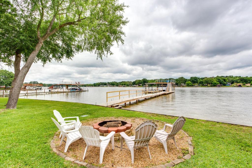 Hot Tub and Dock Lakefront Mabank Home, Mabank (updated prices 2026)