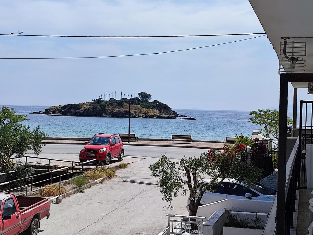 ISLAND VIEW BEACH APARTMENT, Néa Péramos (updated prices 2026)