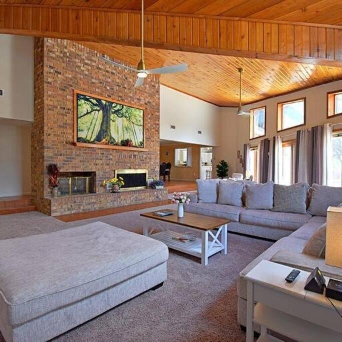 Mansion on 5ac with pool and indoor court, 5bdr, sleeps 14, Copperas ...