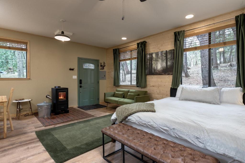 Little House in the Big Woods, Forest Ranch (updated prices 2025)