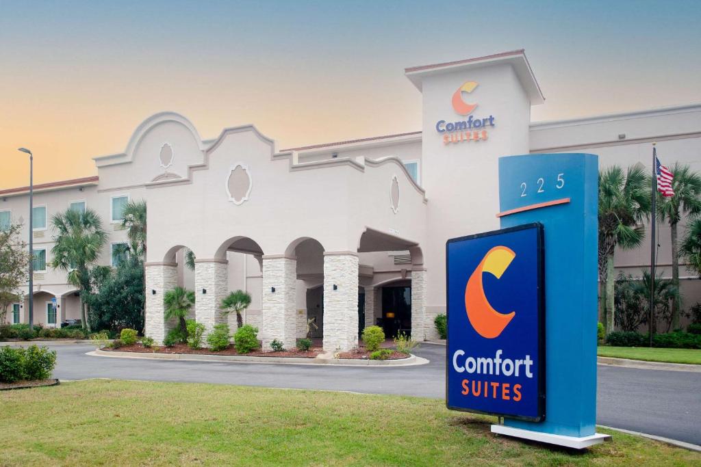 Comfort Inn And Suites Logo