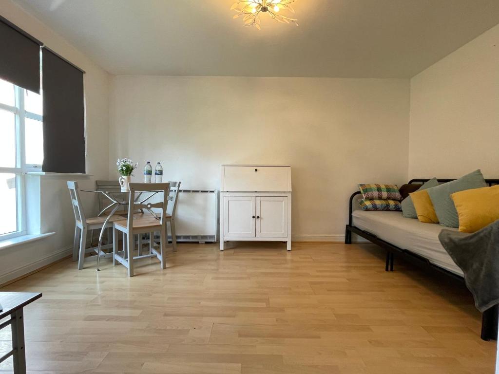 Surrey Docks SE16 near Canada Water n Easy Access Canary Wharf, London ...