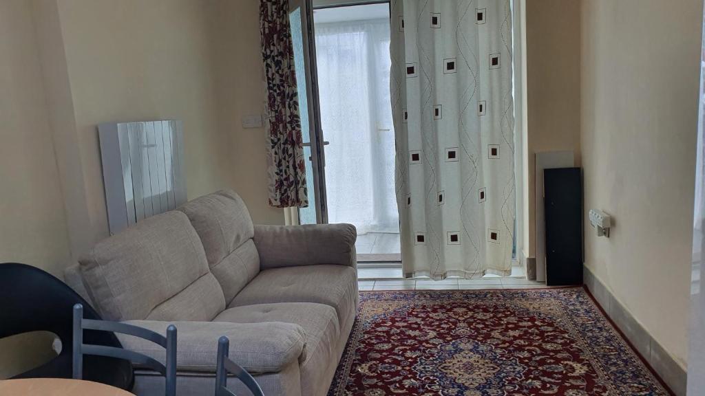 Self Contained Ground Floor Flat, Cardiff (updated prices 2025)