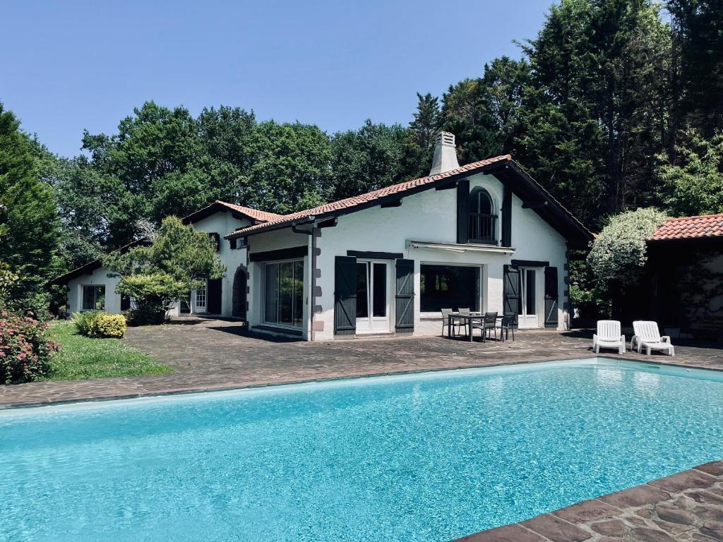 MAGNIFIQUE VILLA BASQUE AVEC PISCINE, Ascain – Aktualisierte Preise für ...