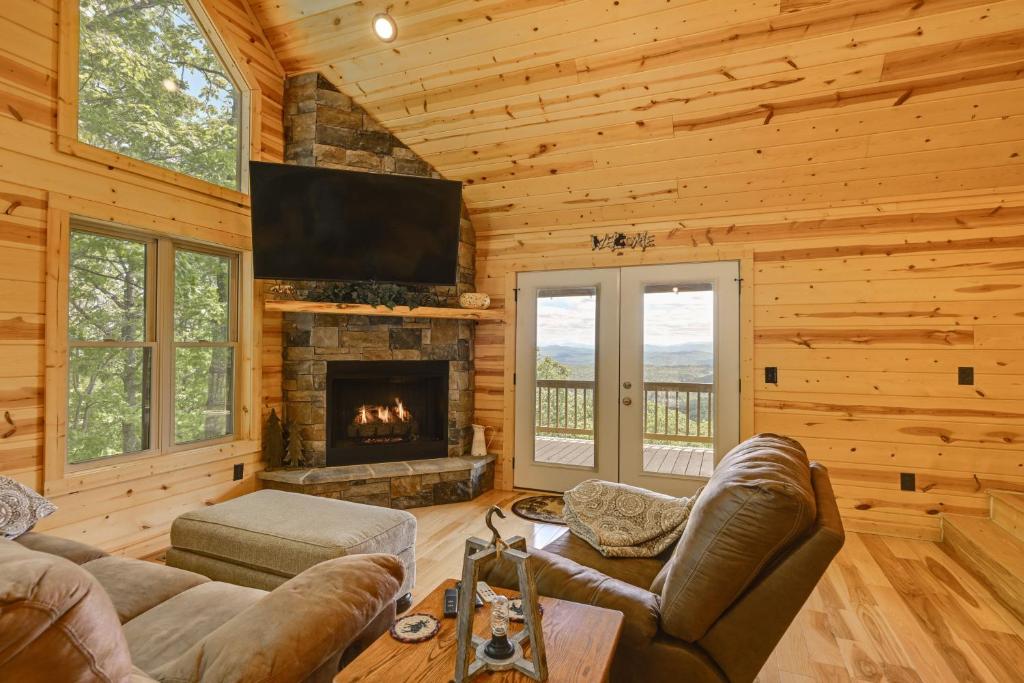 Hot Tub and Game Room Mountaintop Cabin in Murphy!, Murphy (updated ...