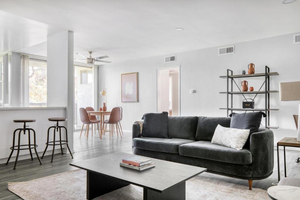 Beverly Hills 2BR nr the Grove Rodeo Drive LAX-617, Los Angeles ...