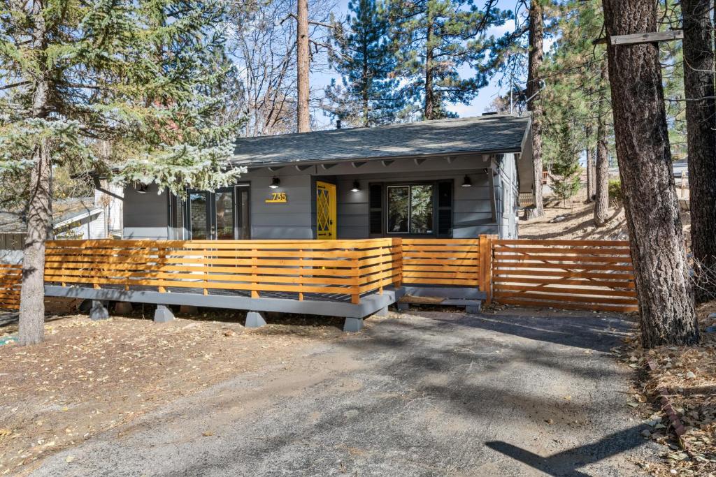 Yellow Pine Lodge - Charming Cottage Style Cabin with Peak-a-boo lake ...