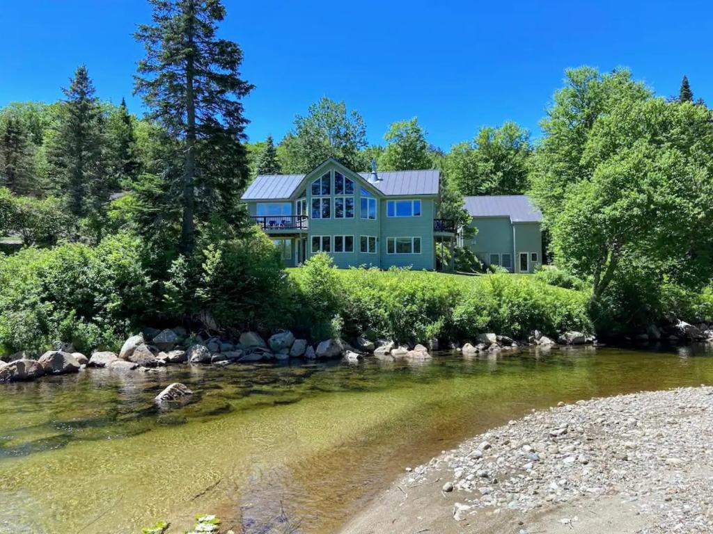 RE90 Rare riverfront family retreat - private slopeside home with AC, fast WiFi, and views ...