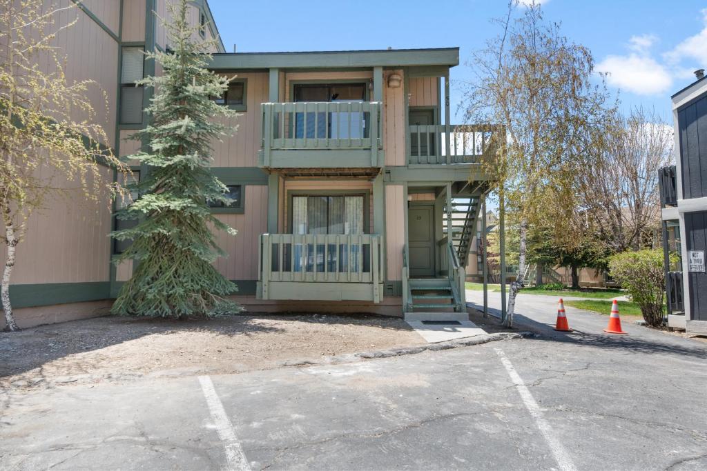 Snow Ridge Condo - Modern aesthetics meet mountain charm cabin with ...