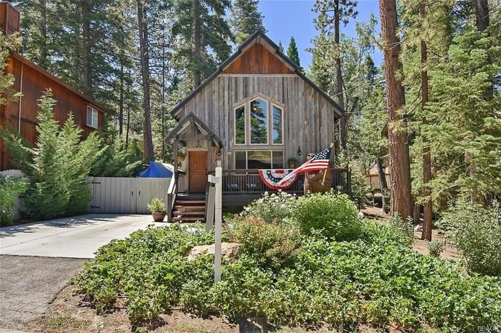 Silver Pine Lodge - Features a family room with shuffleboard, Peloton ...