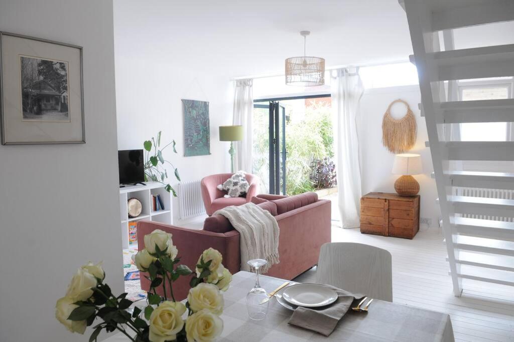 Light filled mid- century 3 bed cottage in Dulwich, London ...