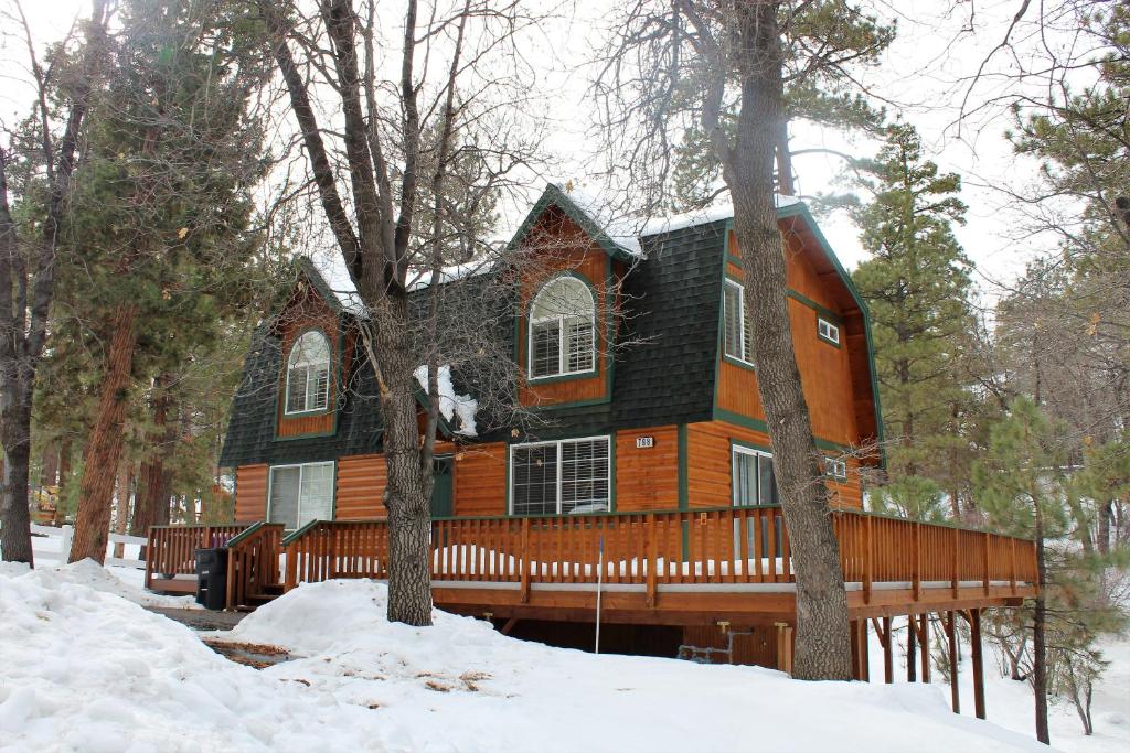 Magic Mountain - Three bedroom log cabin located in a quiet ...