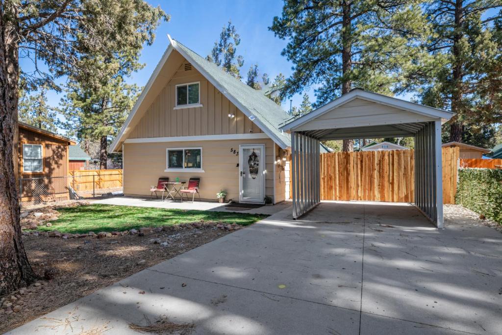 Maple Lane Lodge - Adorable chalet on a fully fenced lot with a hot tub ...