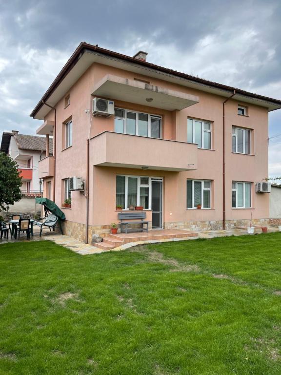 Къща Бети самостоятелни апартаменти с двор край Пловдив, Skutare ...