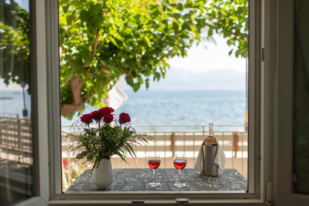 Moukas Seaside Apartments Romantico, Selianitika, Greece - Booking.com