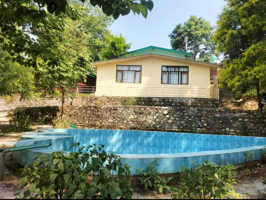 Sunshine yellow Jungle cottage, Bhīm Tāl (updated prices 2024)