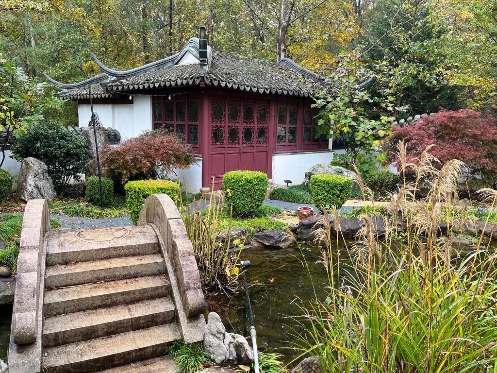Authentic Classical Chinese Cottage in Amazing Zen-Garden (EE.UU ...