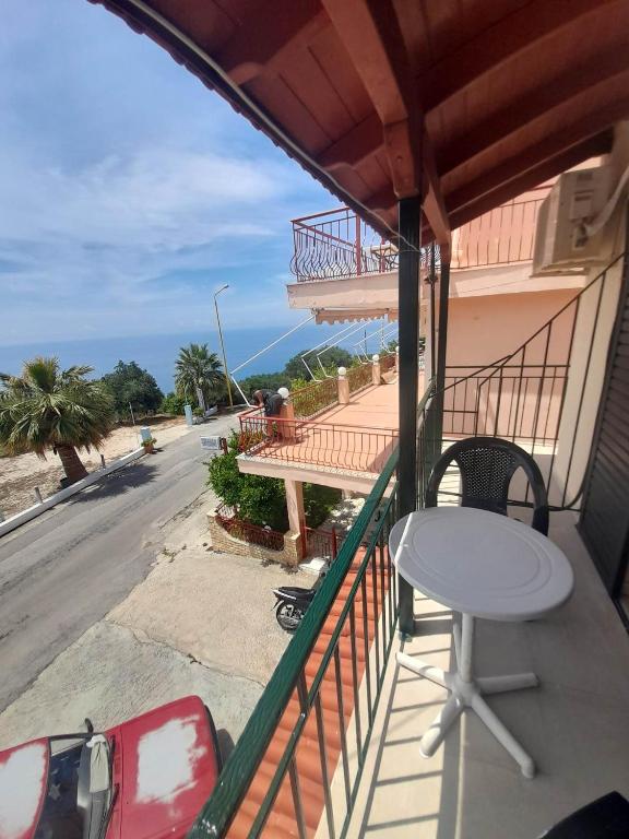 Christina Sunny Rooms, Loutsa (aktualisierte Preise für 2025)