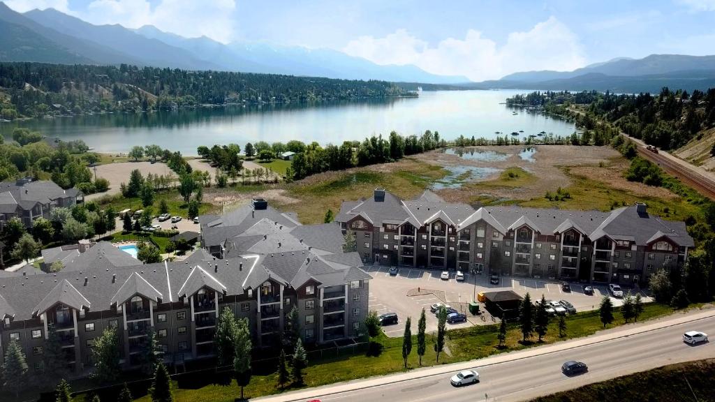 Mountain getaway condo - 5 min walk to the beach!, Invermere – Updated ...