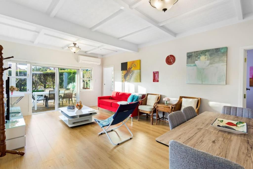 Sun Bliss Cottage with Patio and Parking, Auckland (updated prices 2024)