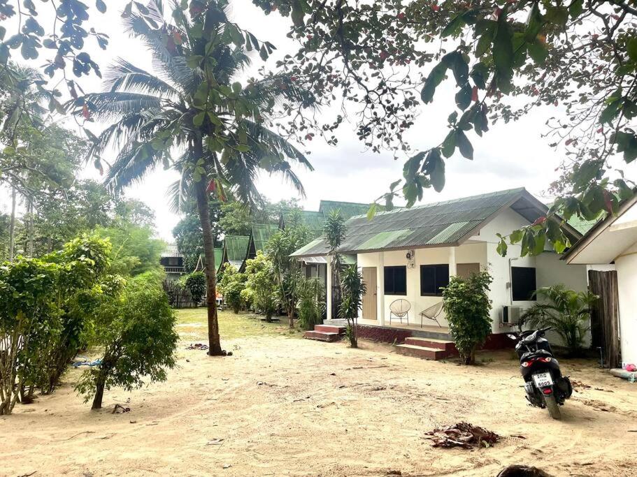 Cute little house on the beach (C2), Thongsala (updated prices 2025)