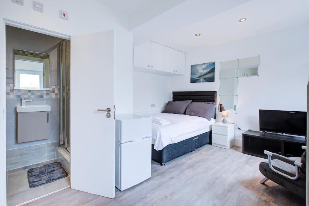 Comfy and Convenient Studio Suite Lewisham with Free street parking ...