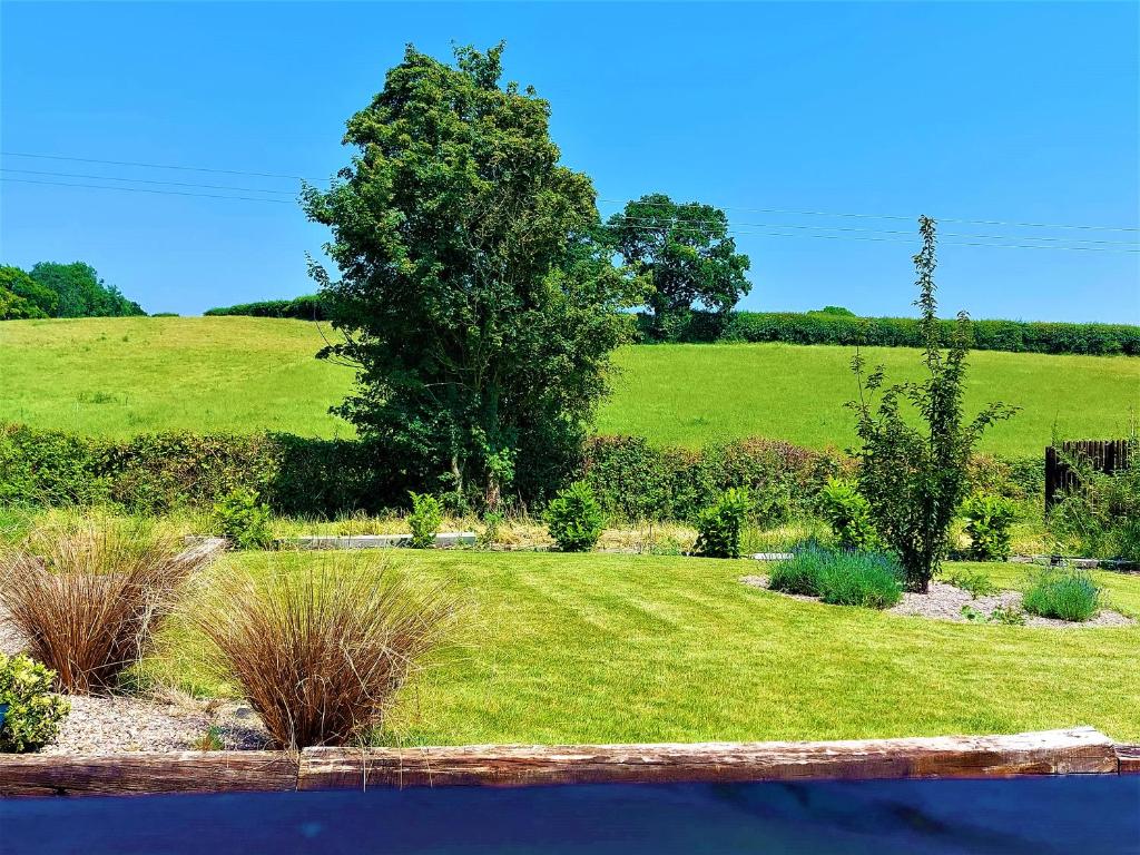 The Malvern Hills, Courtyard Cabins,Tom Cabin, Great Malvern (updated ...