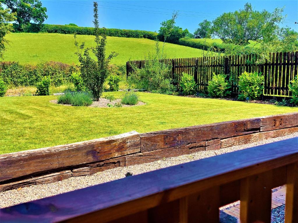 The Malvern Hills, Courtyard Cabins,Tom Cabin, Great Malvern (updated ...