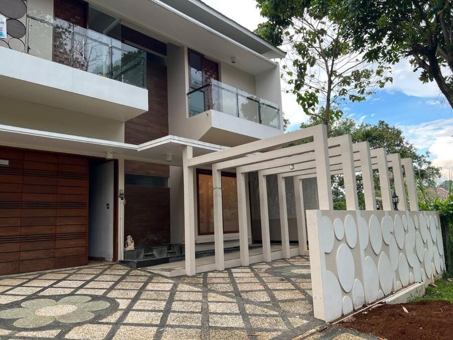 Cozy villa with swimming Pool in Sentul, Bogor (updated prices 2026)