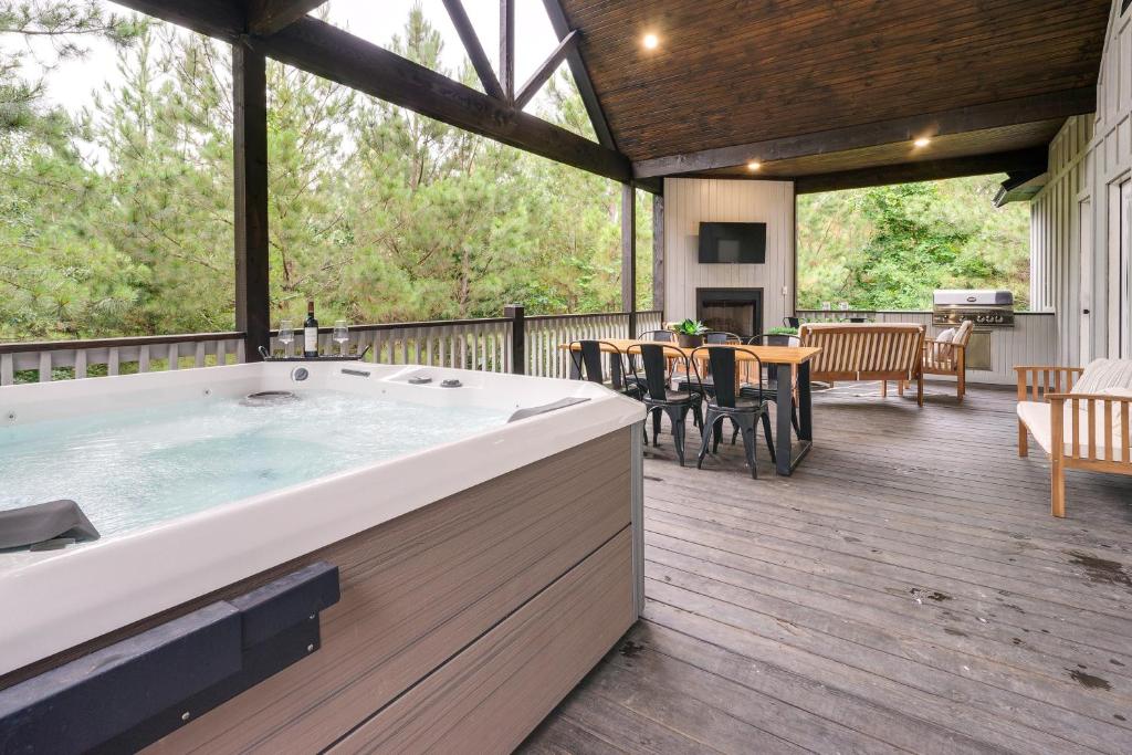 'Painted Sky' Modern Broken Bow Cabin w/ Hot Tub!, Broken Bow (updated ...