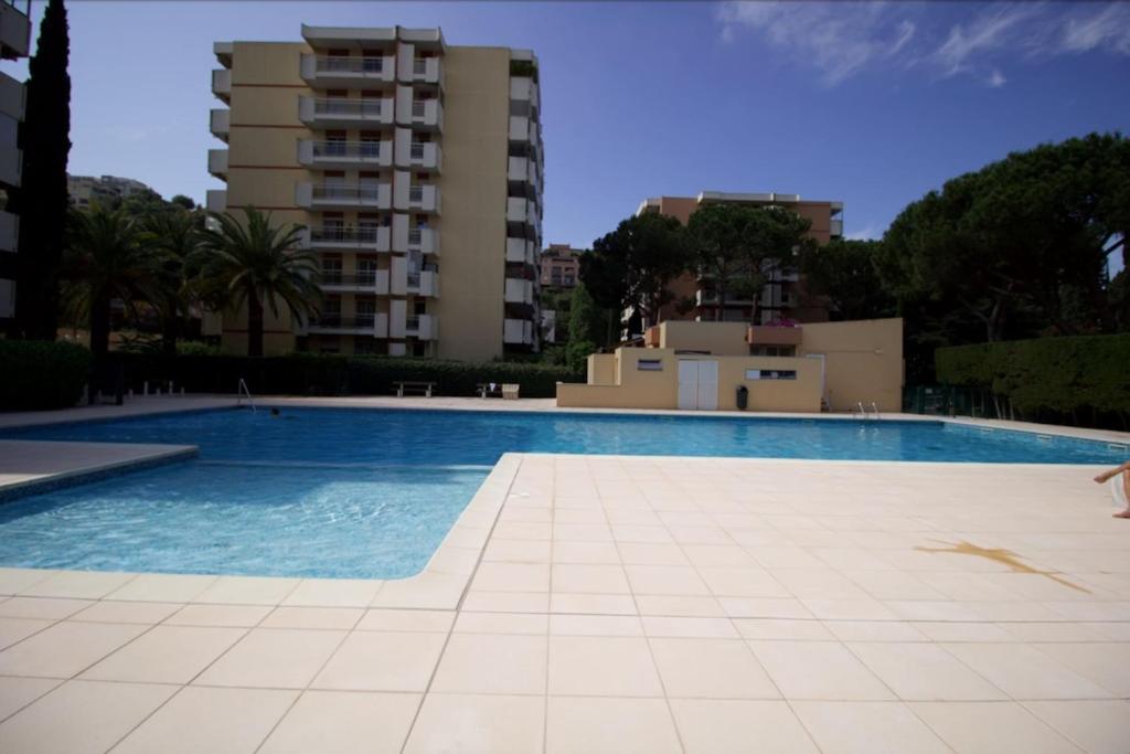 Spacious flat with swimming pool in Saint-Raphaël, Saint-Raphaël ...