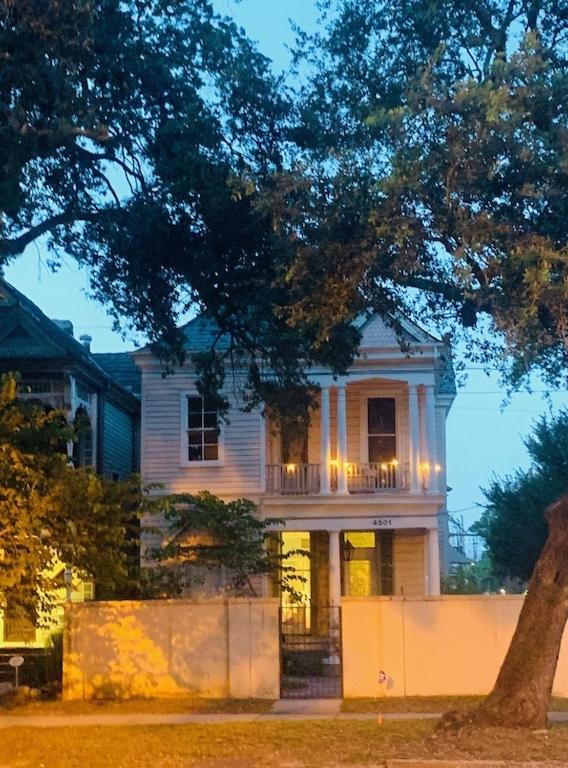 Elisabeth House DOLLHOUSE, 6 BR, French Quarter, Streetcar sleeps 14 ...