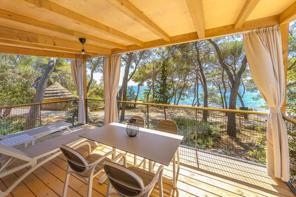 Pine Beach Pakostane Glamping Homes - All Inclusive light, Pakoštane ...
