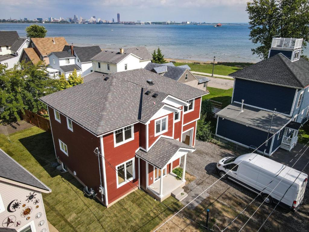 Lake view house with three ensuites and balcony, Fort Erie – Updated ...