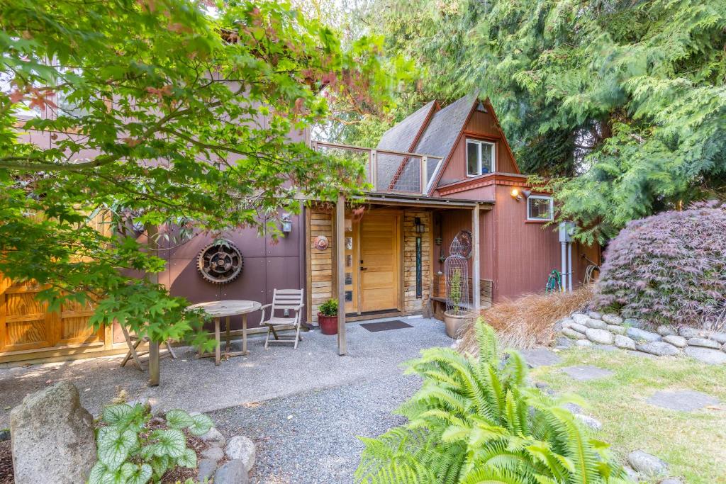 285 -2 bedroom - three quarter bath cottage overlooking Saratoga ...