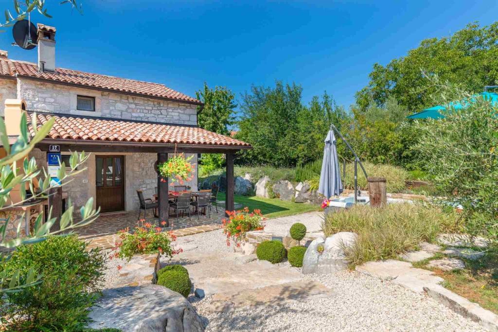 Family friendly house with a parking space Cerion, Central Istria ...
