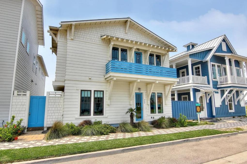 Stunning beach home with veranda, private courtyard, Port Aransas ...